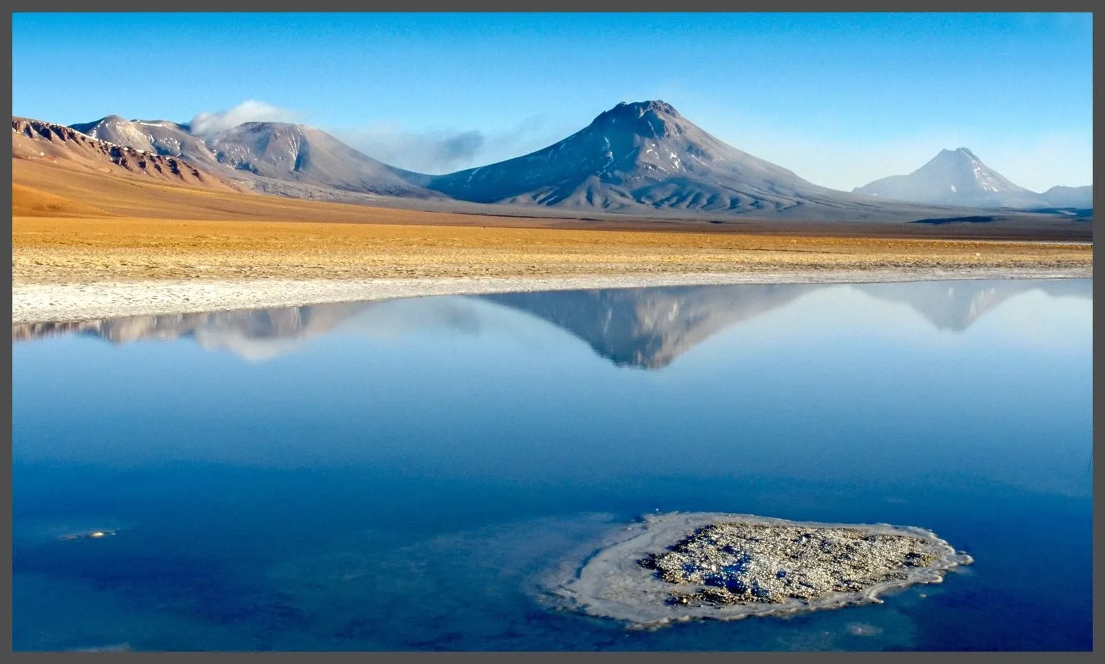 Volcán Lascar: Asciende a un Gigante Activo